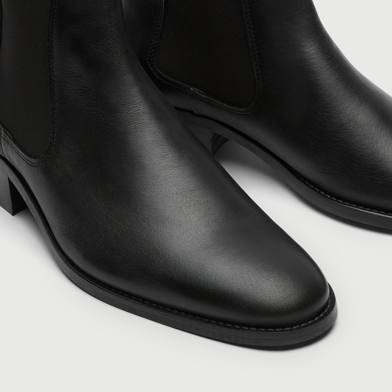 Walk London Hoxton Cuban Heel Chelsea Boot | Black Leather